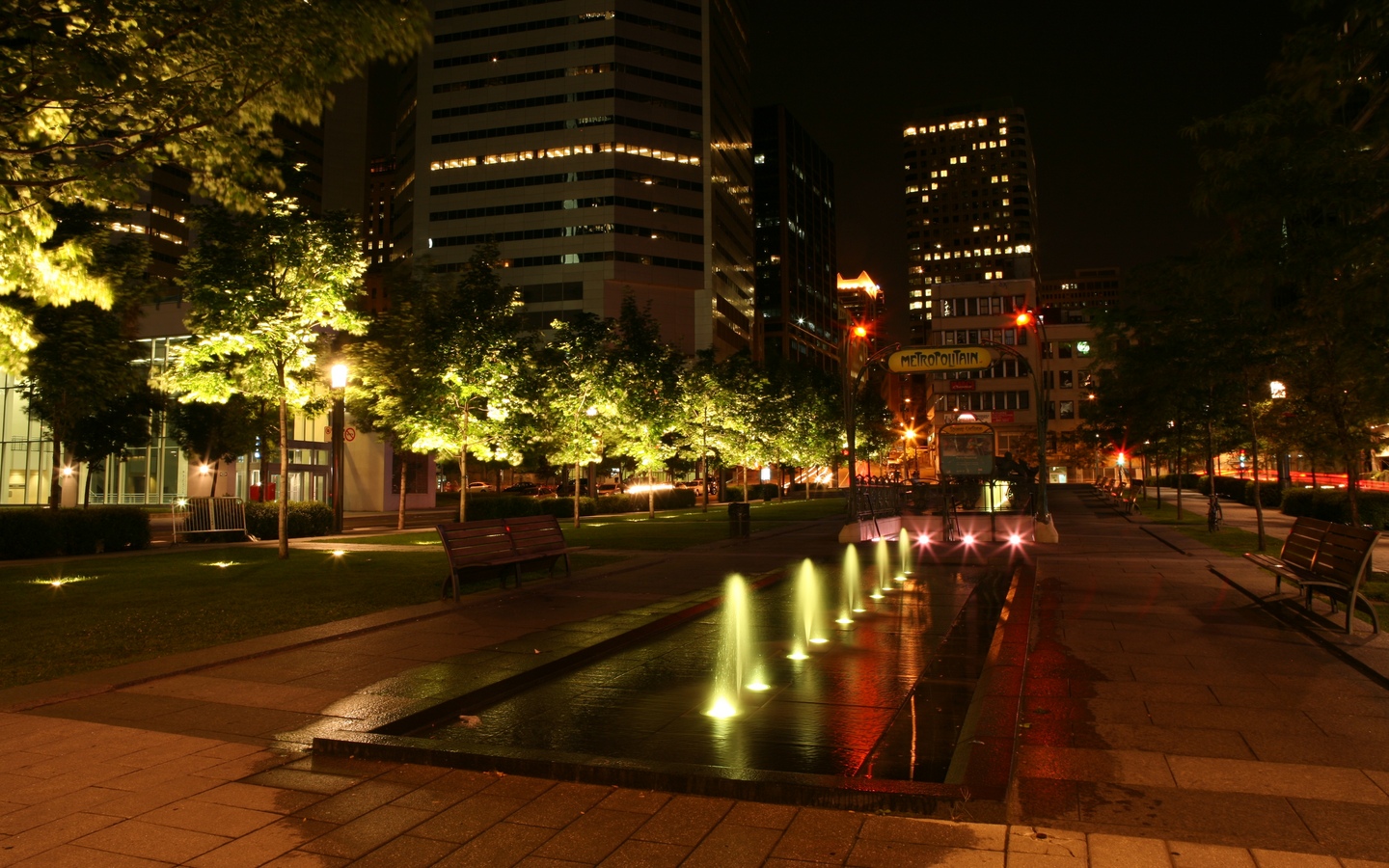 Square Victoria / Victoria Square | Avec ses fontaines lumin… | Flickr